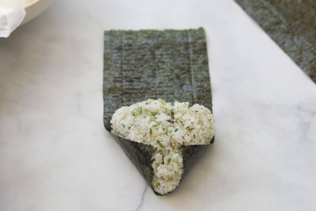 How to Make Japanese Onigiri Rice Triangles (Rice Wrapped with Seaweed ...