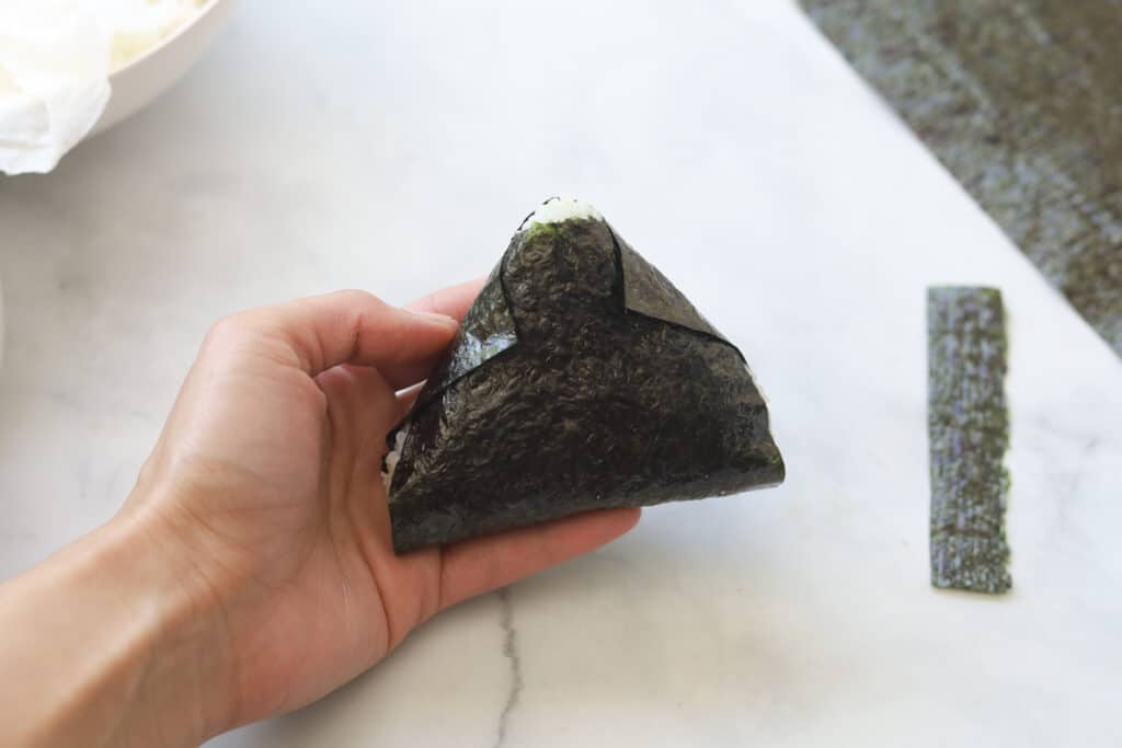 How to Make Japanese Onigiri Rice Triangles (Rice Wrapped with Seaweed ...