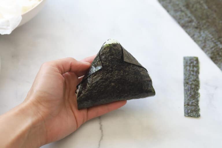 How to Make Japanese Onigiri Rice Triangles (Rice Wrapped with Seaweed ...