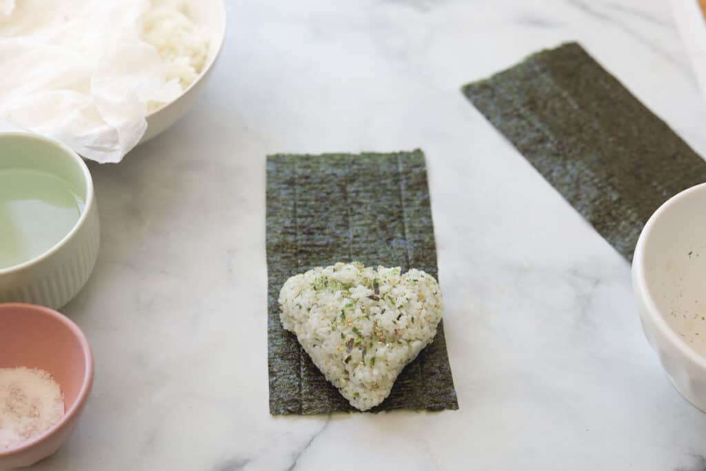How to Make Japanese Onigiri Rice Triangles (Rice Wrapped with Seaweed ...