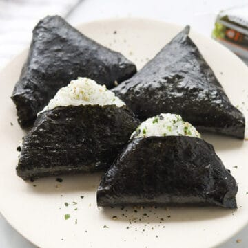 How to Make Japanese Onigiri Rice Triangles (Rice Wrapped with Seaweed ...