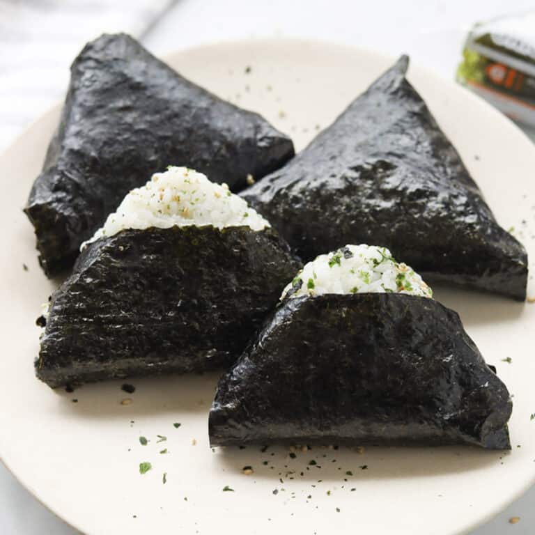 How to Make Japanese Onigiri Rice Triangles (Rice Wrapped with Seaweed ...