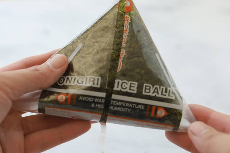 How to Make Japanese Onigiri Rice Triangles (Rice Wrapped with Seaweed ...