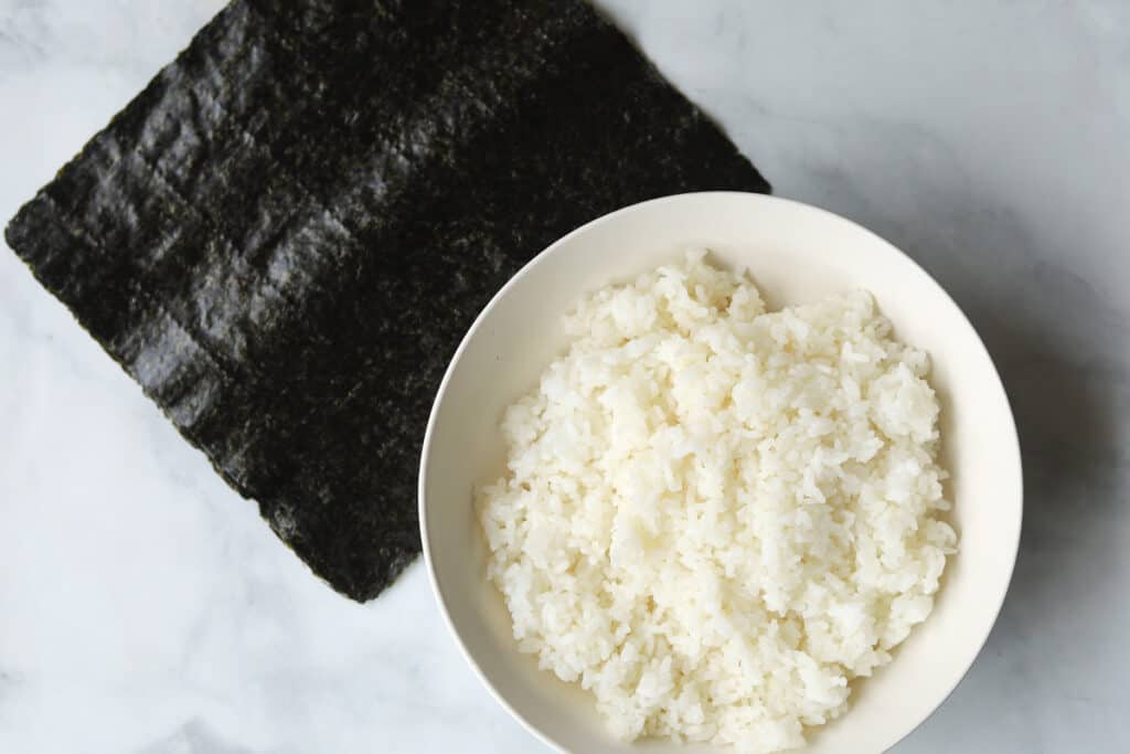 How to Make Japanese Onigiri Rice Triangles (Rice Wrapped with Seaweed ...