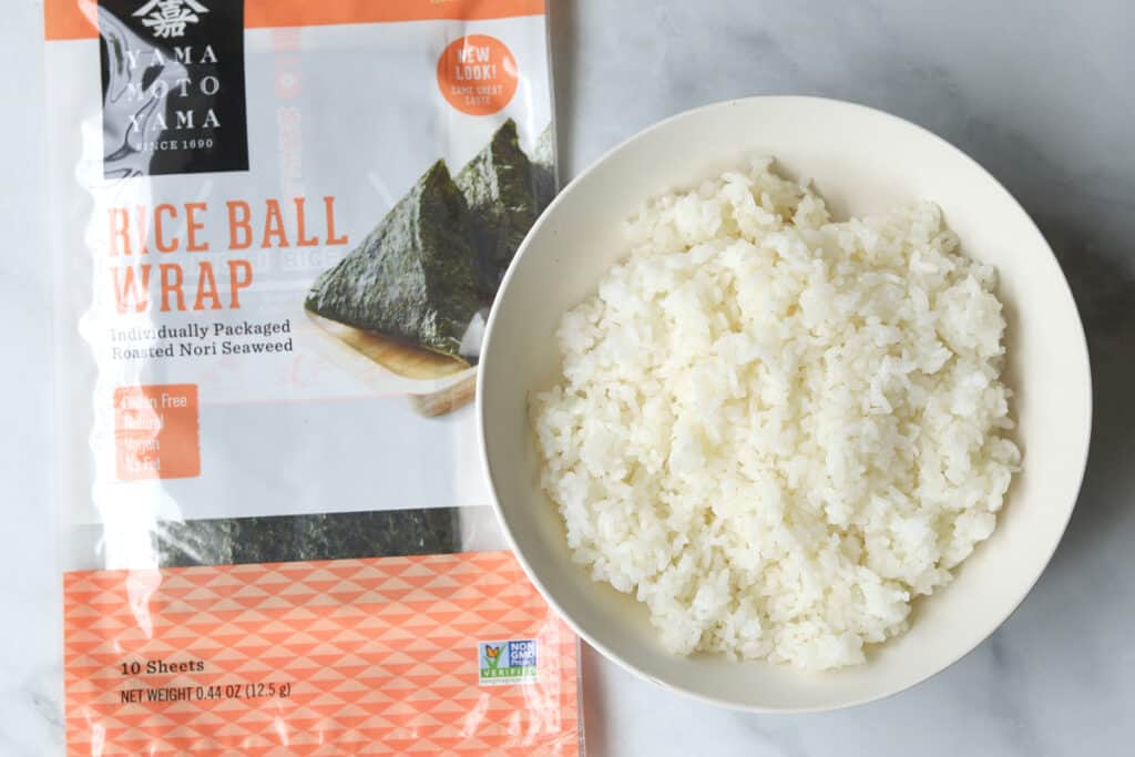 How to Make Japanese Onigiri Rice Triangles (Rice Wrapped with Seaweed ...
